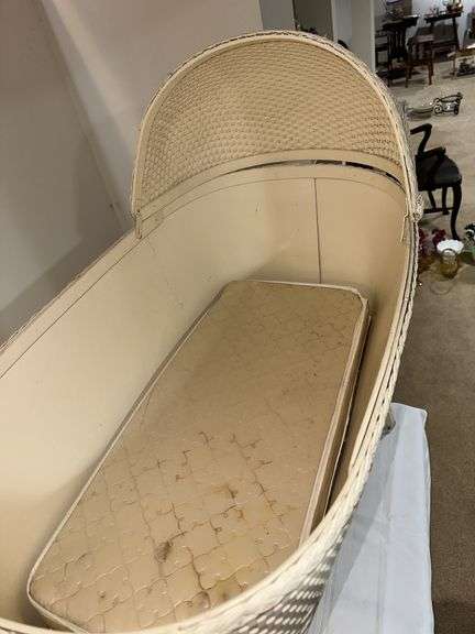Vintage white wicker baby bassinet - Auction Ohio