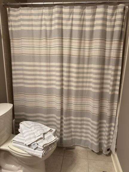 UGG bathroom Set - Auction Ohio