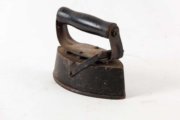Antique SAD Iron - Auction Ohio