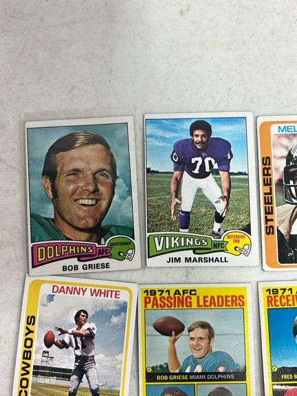 12 Vintage Topps Cards - Auction Ohio