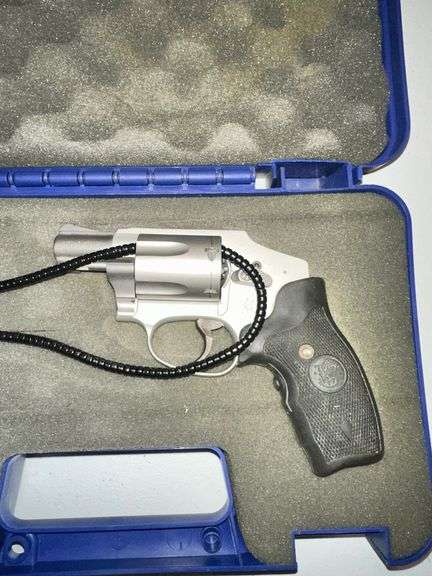 Smith and Wesson revolver - Auction Ohio