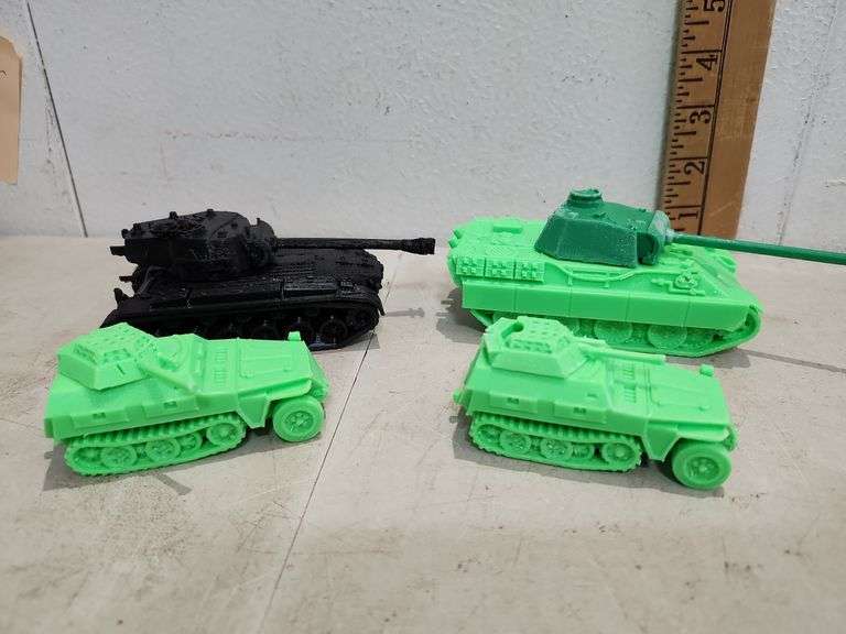3D Printed Tanks Biggest Is 5" X 2.5" X 2.25" - Auction Ohio
