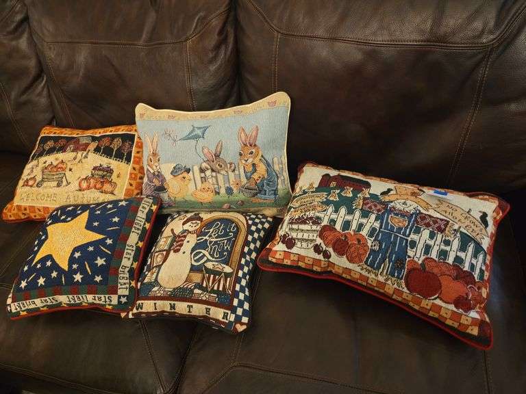 Assorted holiday throw pillows - Auction Ohio