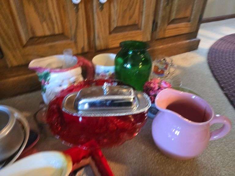 Assorted holiday decor - Auction Ohio