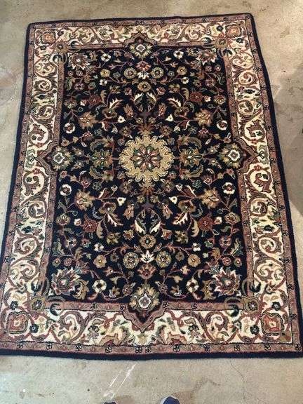 Beautiful area rug - Auction Ohio