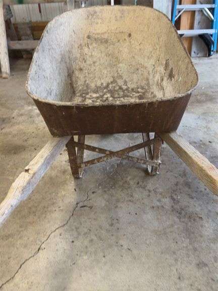 Old Style Wheelbarrow - Auction Ohio