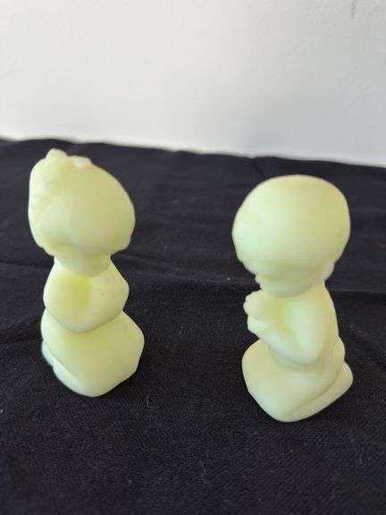 Fenton boy + girl praying - Auction Ohio