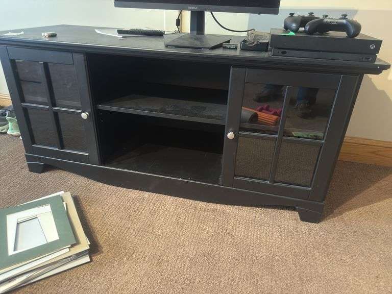 Black tv stand - Auction Ohio