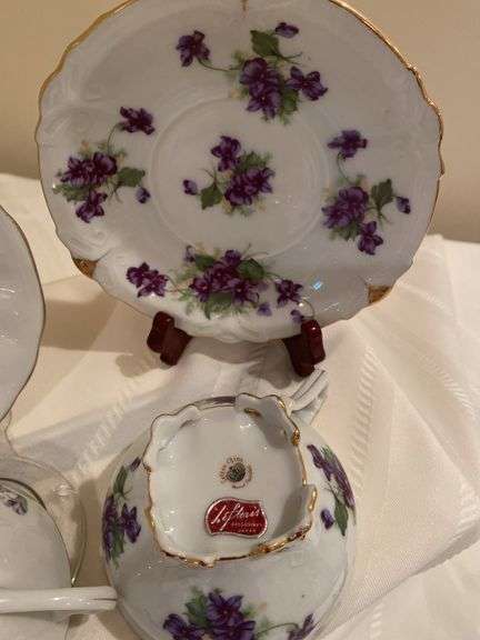 Tea cups and saucers - Auction Ohio