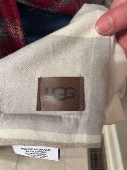 UGG bathroom Set - Auction Ohio