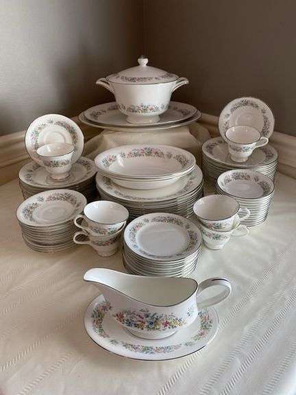 Wedgwood Bone China - Aspen R4542 Made in England - Auction Ohio