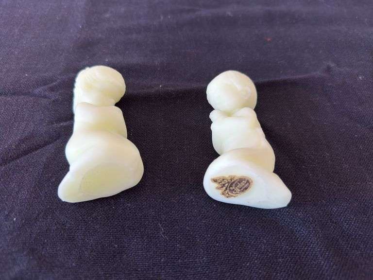 Fenton boy + girl praying - Auction Ohio