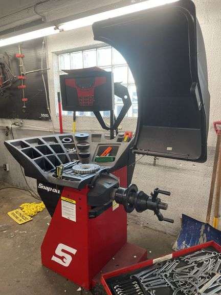 Snap-On ZeewV33A9 Motorized Wheel Balancer - Model VCS705 - Auction Ohio