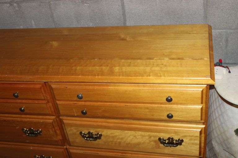 Colonial Maple Dresser - Auction Ohio