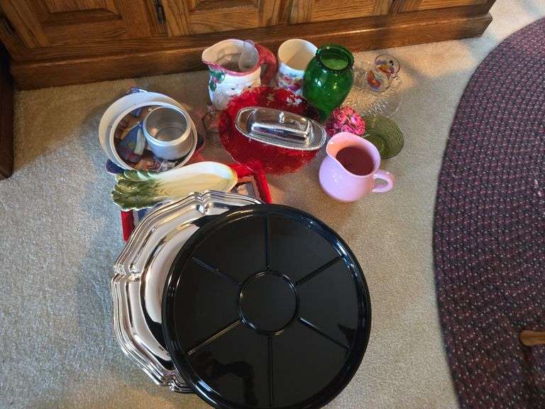 Assorted holiday decor - Auction Ohio