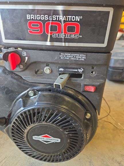 Briggs and Stratton 900 series engine. - Auction Ohio