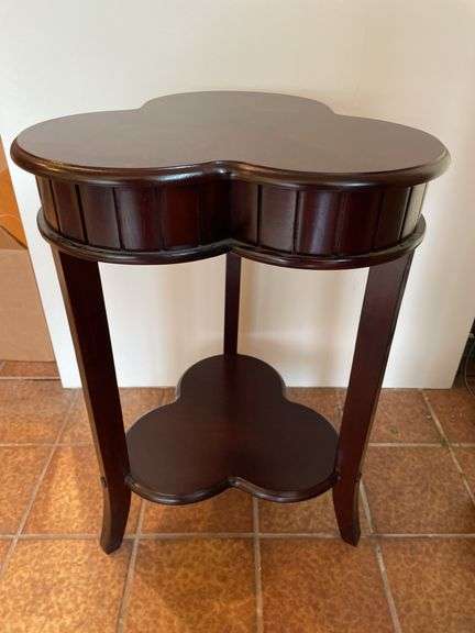 Contemporary Clover Side Table - Auction Ohio