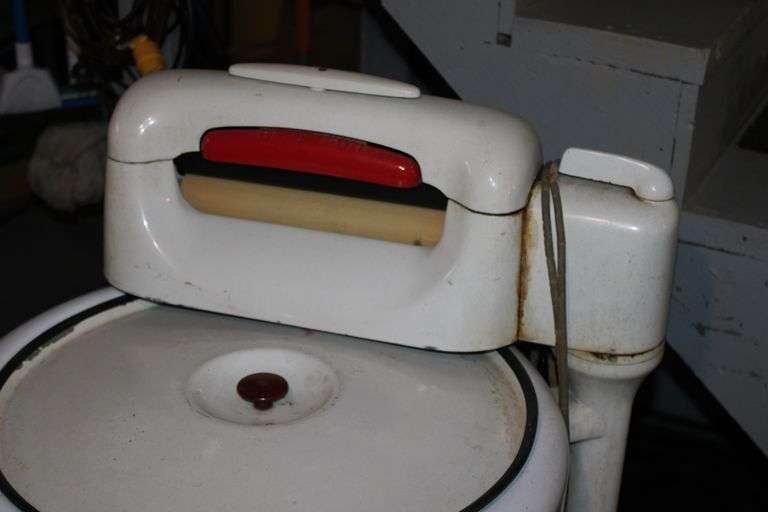Vintage Washing Machine - Auction Ohio