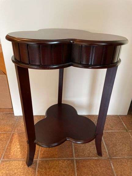 Contemporary Clover Side Table - Auction Ohio