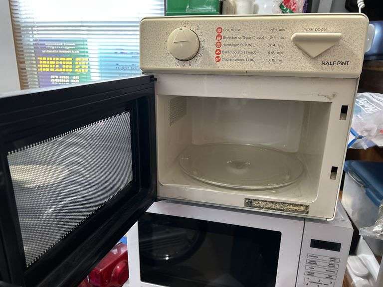 Sharp & Magic Chef Microwave - Auction Ohio