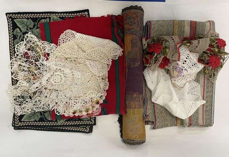 GROUP OF TABLE TEXTILES INCLUDING PLACEMATS, DOILIES, AND FABRIC ...