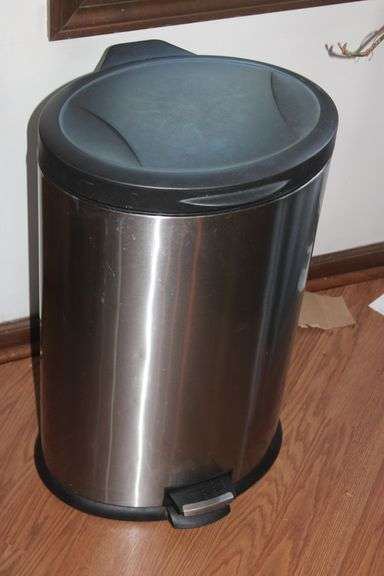 Step Trash Can - Auction Ohio