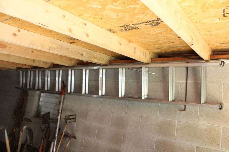 22 Foot Extension Ladder - Auction Ohio
