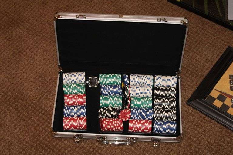 Poker Chips & Wall Décor - Auction Ohio