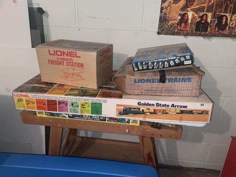 Lionel O-Gauge Train Set: Golden State Arrow & Accessories - Auction Ohio