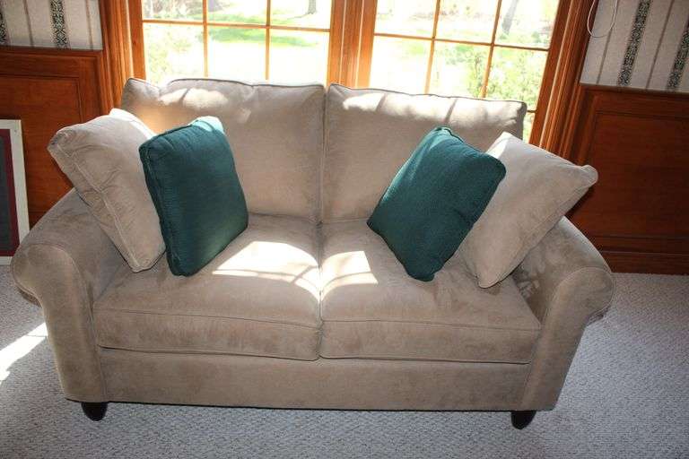 Haverty's Tan Loveseat - Auction Ohio