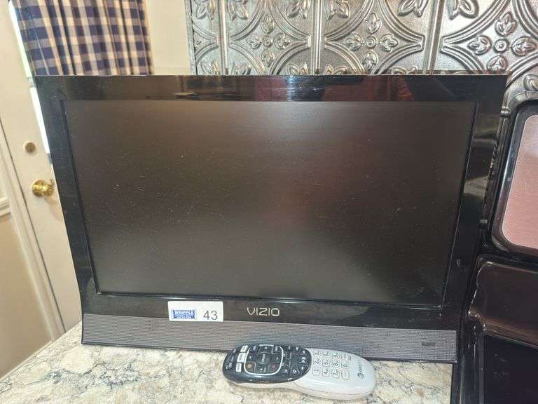 Small Vizio TV - Auction Ohio