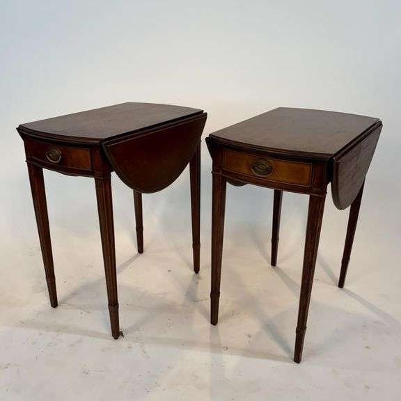PAIR OF DROP LEAF PEMBROKE STYLE ACCENT TABLES. - Auction Ohio