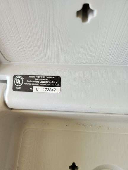 Sentry Fireproof Safe w/2 keys. Works perfect - Auction Ohio