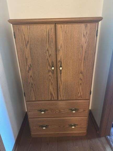Small armoire/storage cabinet - Auction Ohio