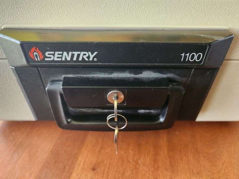 Sentry Fireproof Safe w/2 keys. Works perfect - Auction Ohio