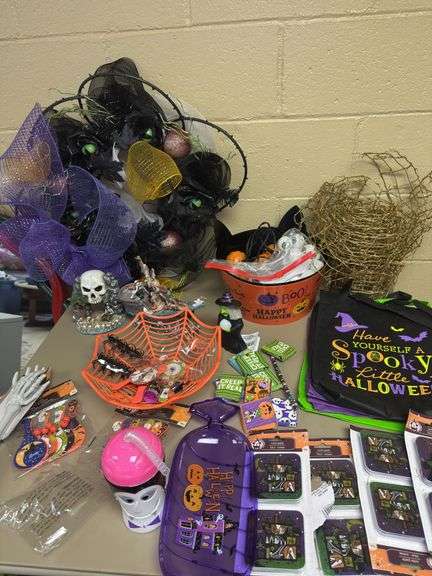 Halloween decorations - Auction Ohio