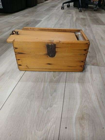 Small Storage Trunk - Auction Ohio