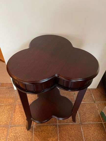 Contemporary Clover Side Table - Auction Ohio