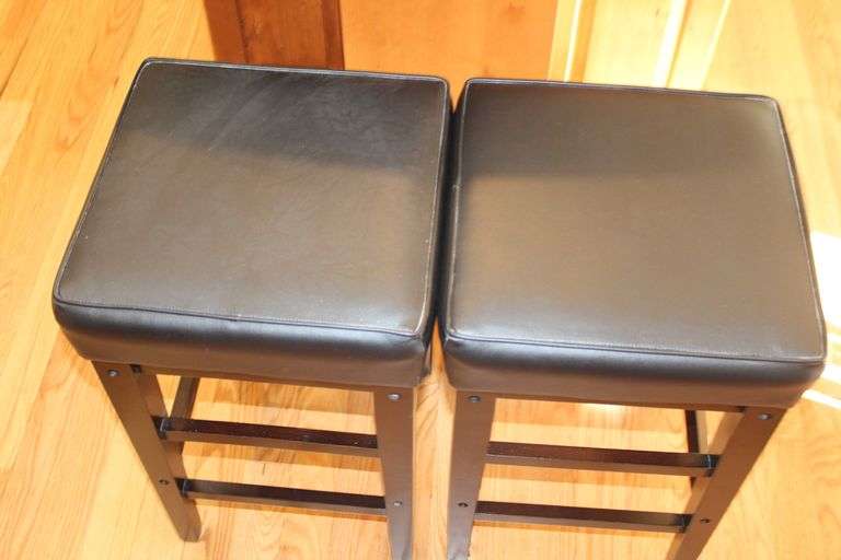 Kitchen Stools - Auction Ohio