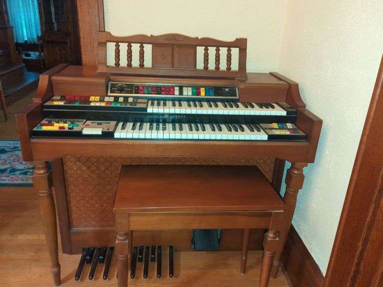Holiday with Genie Organ - Auction Ohio