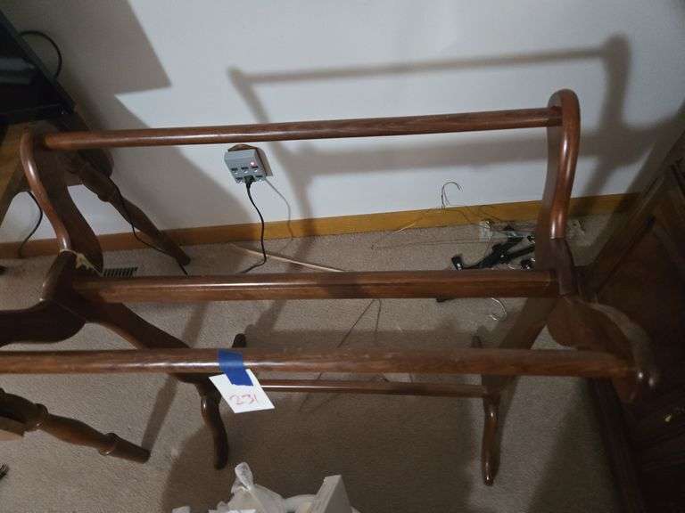 Cherry quilt rack/ clothing rack - Auction Ohio