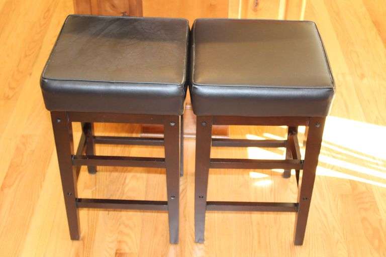 Kitchen Stools - Auction Ohio