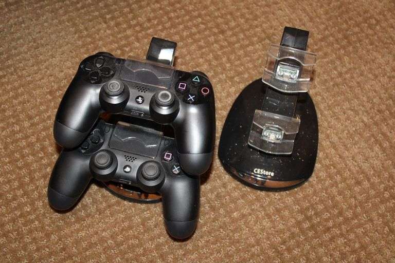 PS Controllers & Stands - Auction Ohio