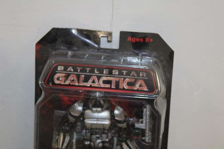 Battlestar Galactica Guardian Cylon Figure - Auction Ohio