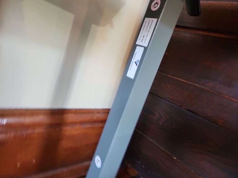 Adjustable Bedside Table - Auction Ohio