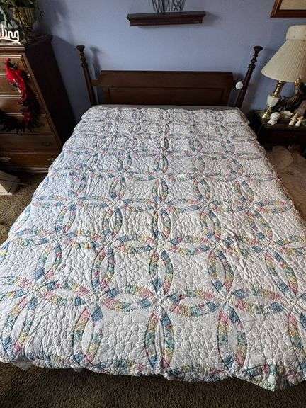 Handmade Double Wedding Ring Quilt with Multicolor Pattern - Auction Ohio
