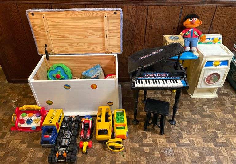 Toy Box & Misc. Toys - Auction Ohio