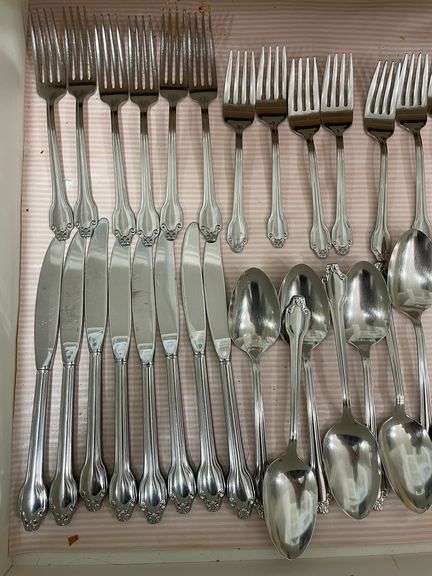 Walco Stainless Silverware Set - Auction Ohio