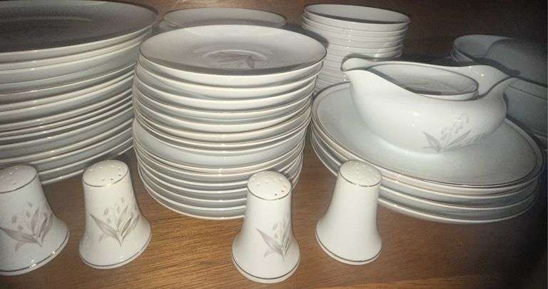 Kayson's Collection China Dinnerware Set - Auction Ohio