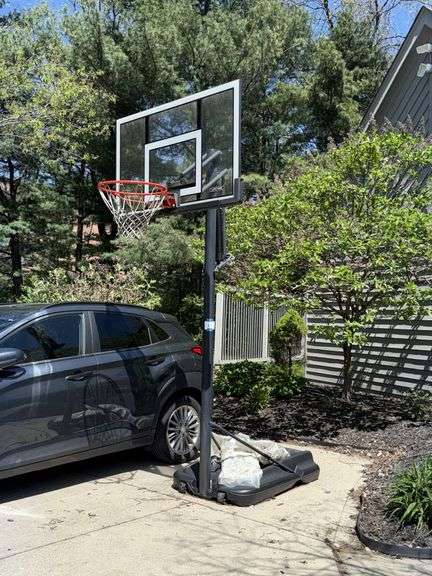 Lifetime basketball Hoop - Auction Ohio